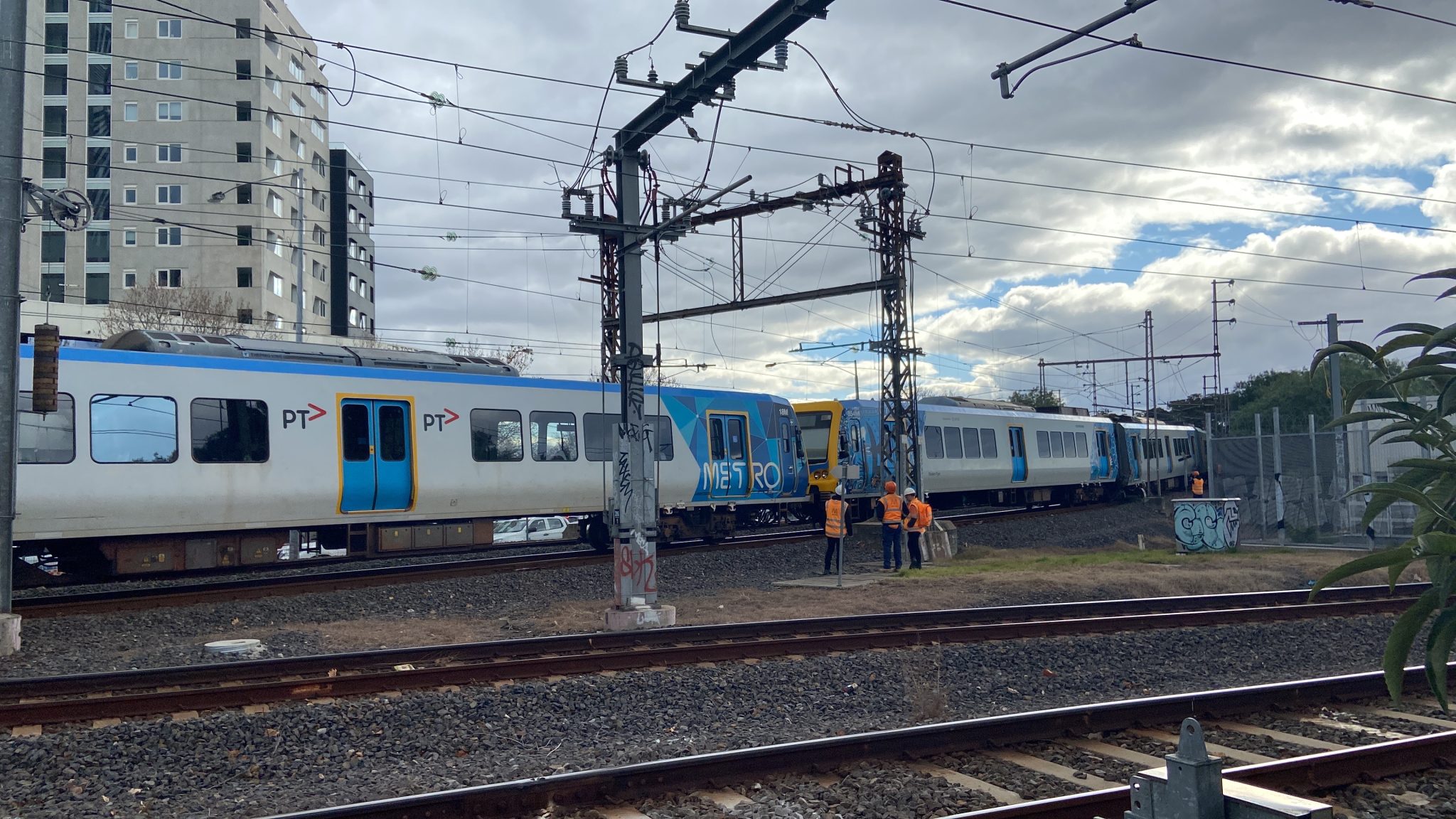 Metro Train derails at Clifton Hill closing the Hurstbridge and Mernda ...
