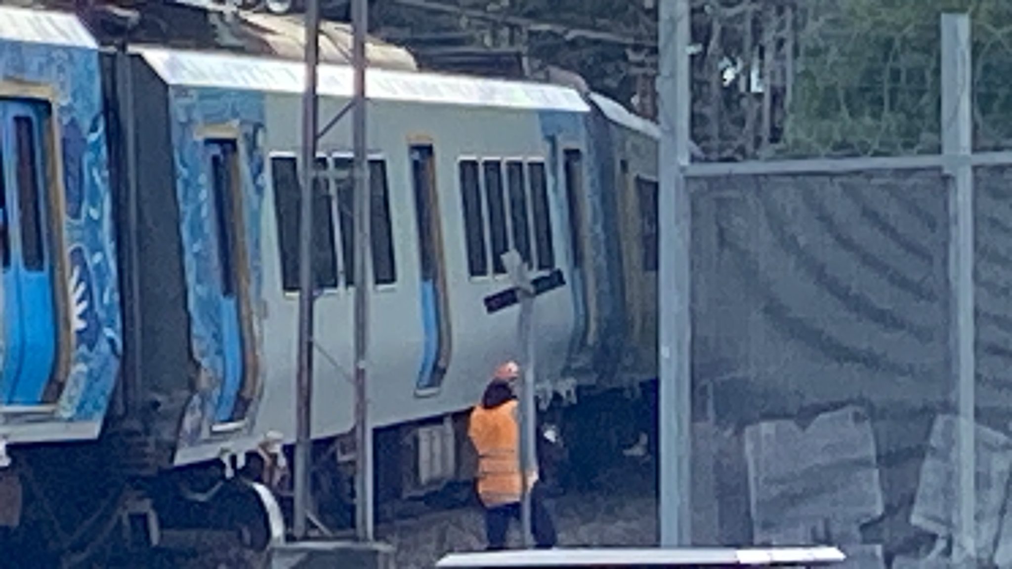 Metro Train derails at Clifton Hill closing the Hurstbridge and Mernda ...